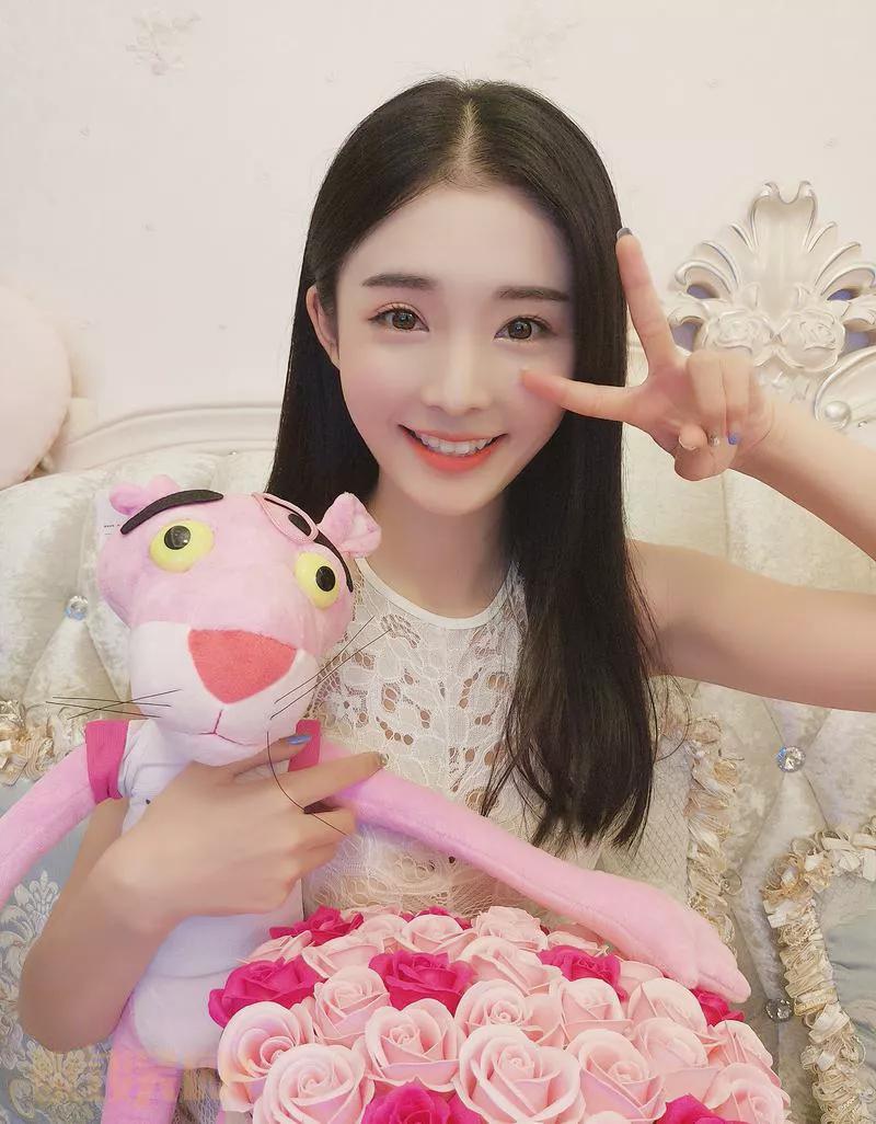 The "most beautiful" car model Li Liangliang was asked "how much is a ...