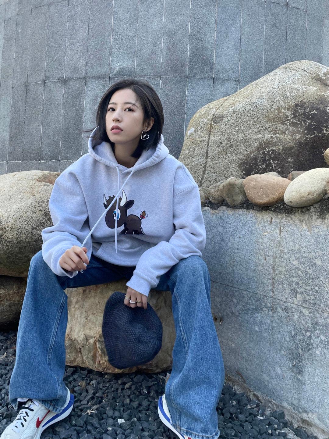 Zhou Yutong's daily private clothes update, red sweater with shirt ...