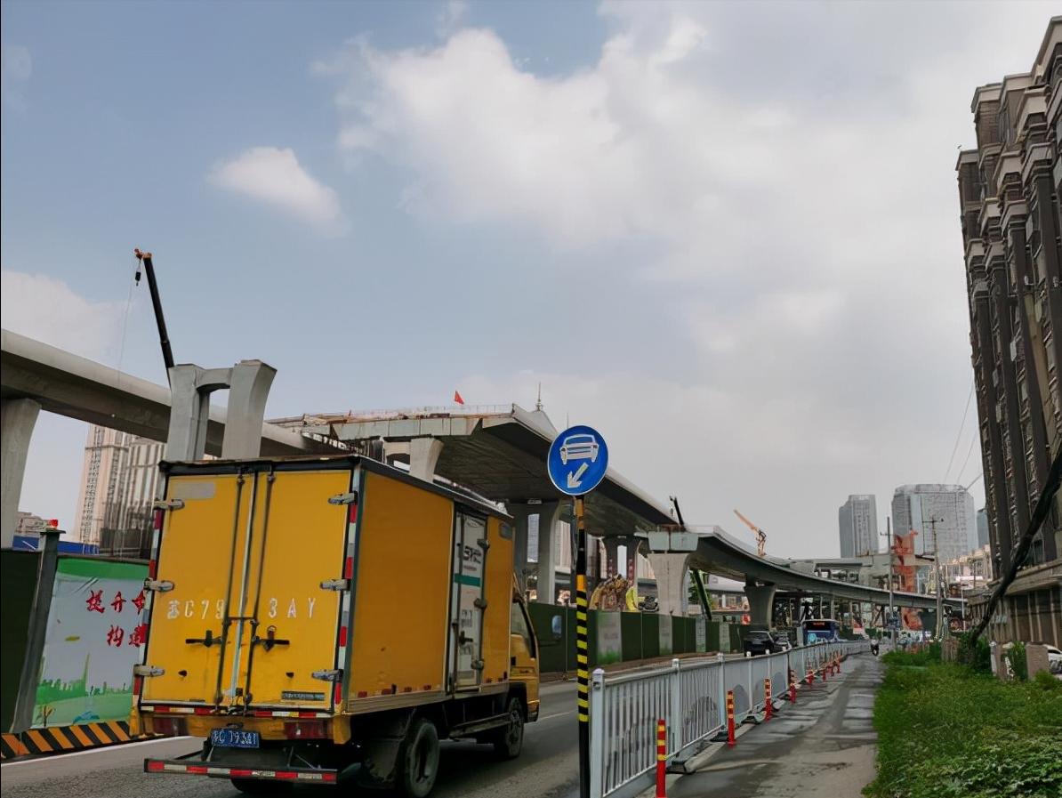 A characteristic street running through Xuhai Road, Heping Road, Xuzhou ...
