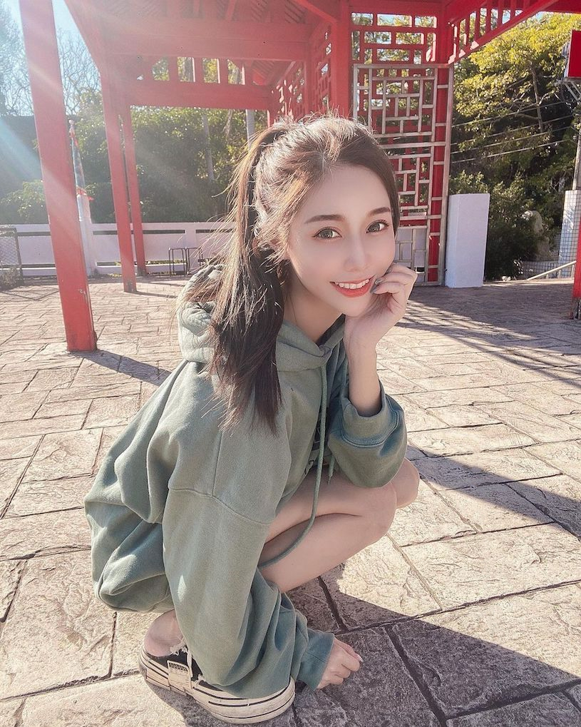 The IG goddess squatted to take pictures, the picture is so sweet, the ...
