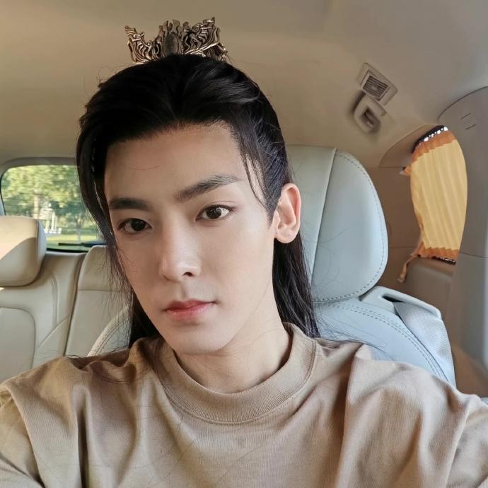 Hou Minghao has another new drama, and his costume in white clothes is ...