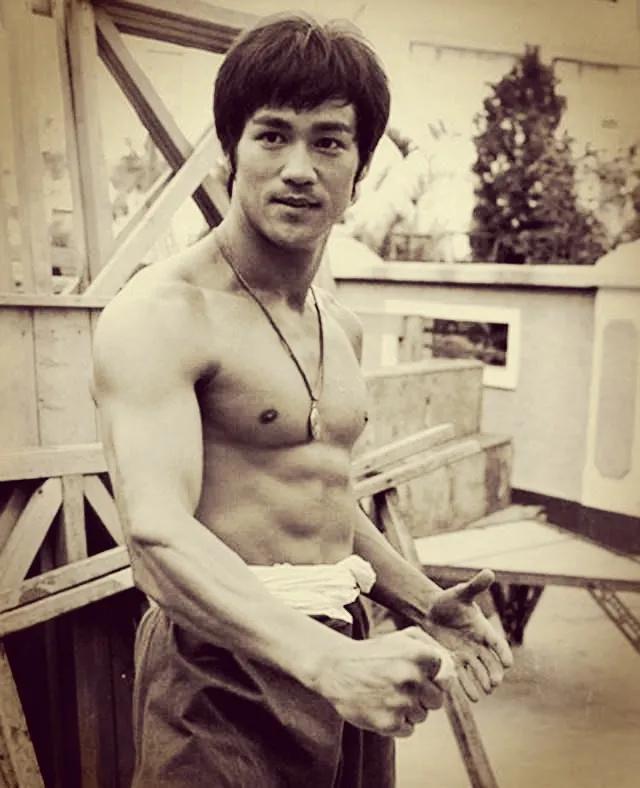 Legend of Martial Arts: Bruce Lee defeated the Muay Thai King with a ...