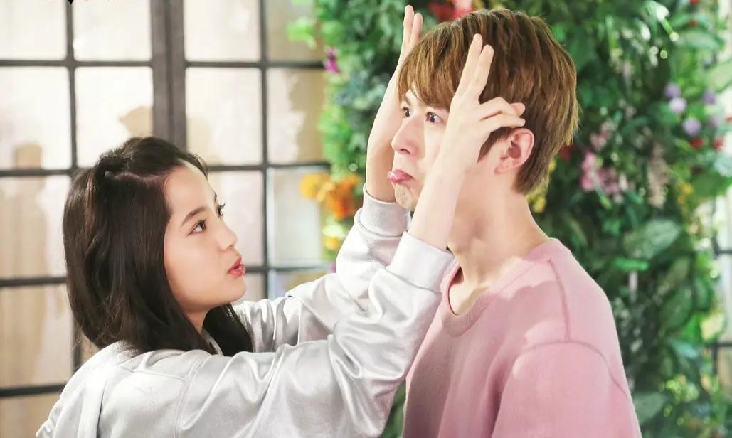 He was spoiled by Guo Jingming and acted as a couple with Yang Mi many ...