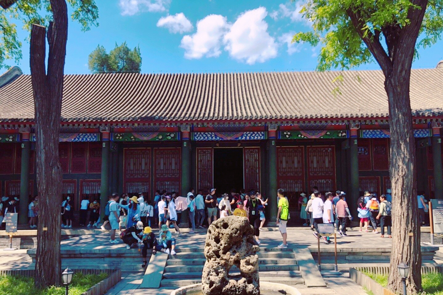 How luxurious is the house where He Shen lived?The pillar is worth 3 ...