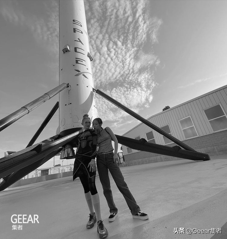 A photo of Jennie with singer Grimes, with SpaceX rocket behind him - iNEWS