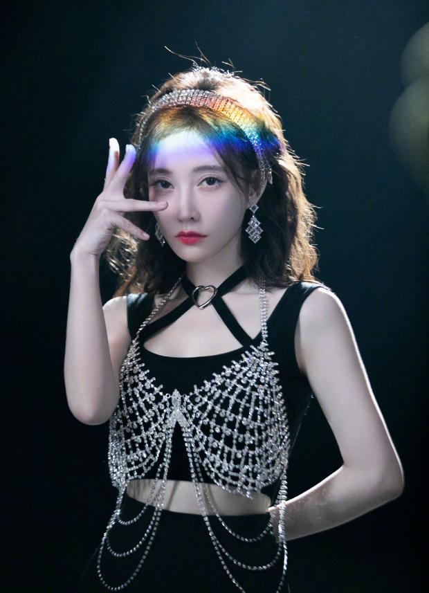 From a Buddhist girl to a singing and dancing singer, Feng Timo boldly ...