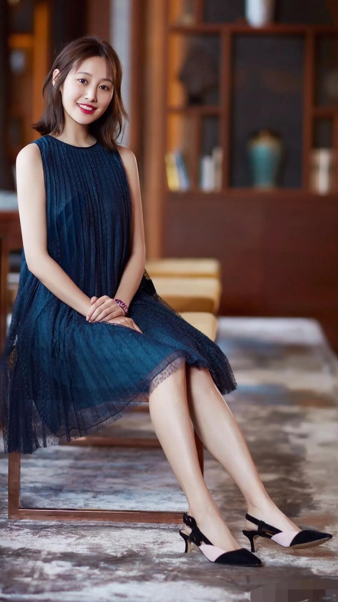 Li Chun, charming long legs, gentle temperament - iNEWS