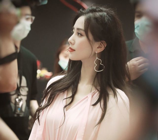 What is the real Liu Shishi like?It's too painful to compare with ...
