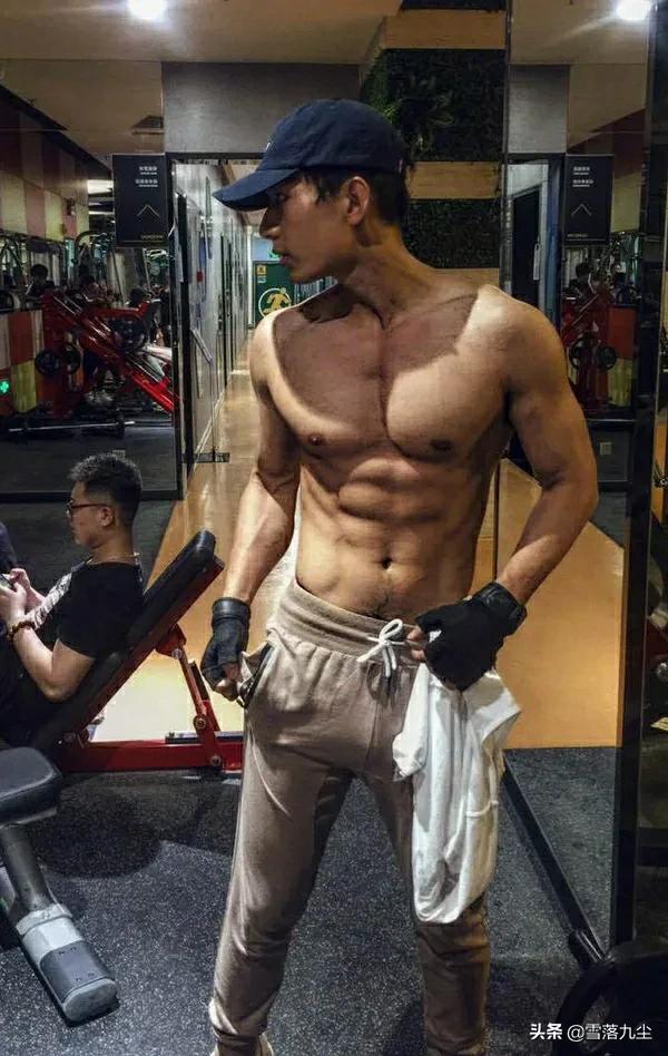 Cheng Yi-Super sexy muscle photo, I didn't expect the delicate face to have such a strong body ...