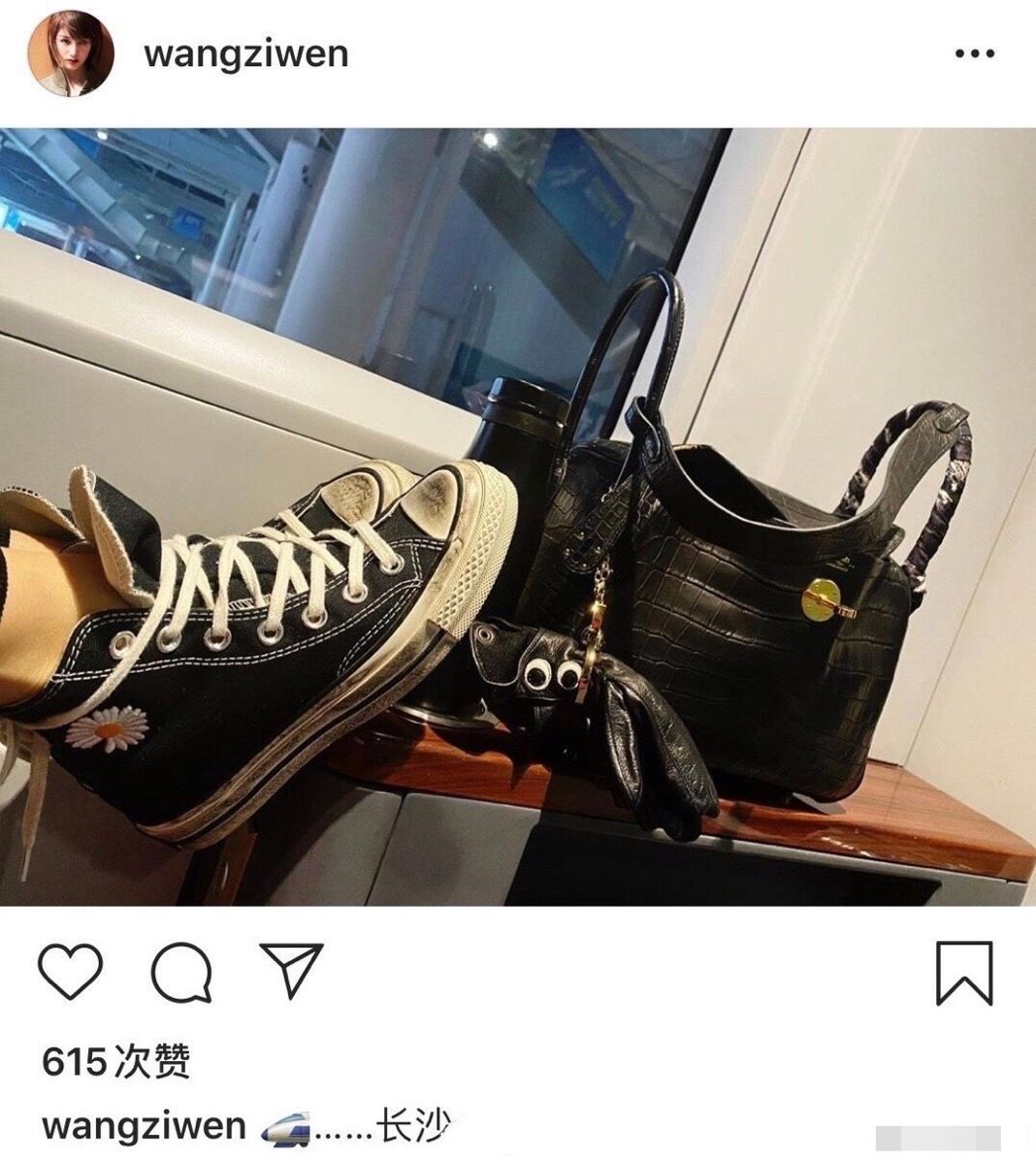 Li Yitong took off his shoes on the plane and turned into a "foot ...