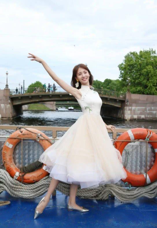 Stars in ballet costumes, Liu Shishi, Jingtian is elegant and ...