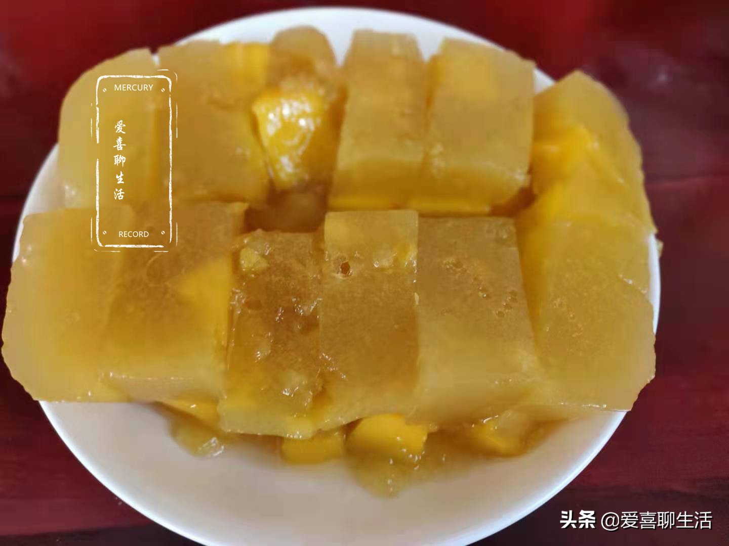 Mango is boiled like this, let cool and cut into pieces. It is sweet ...