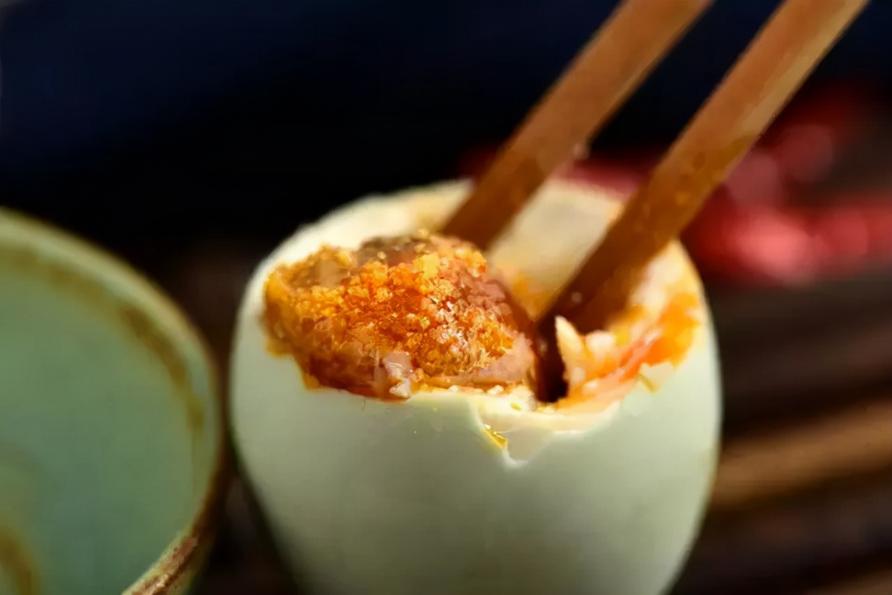The plain duck egg, why does the yolk "flow oil" when salted - iNEWS