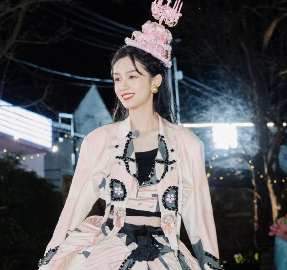 "Taohuawu" catwalk stills are released, Zhou also looks like a model ...