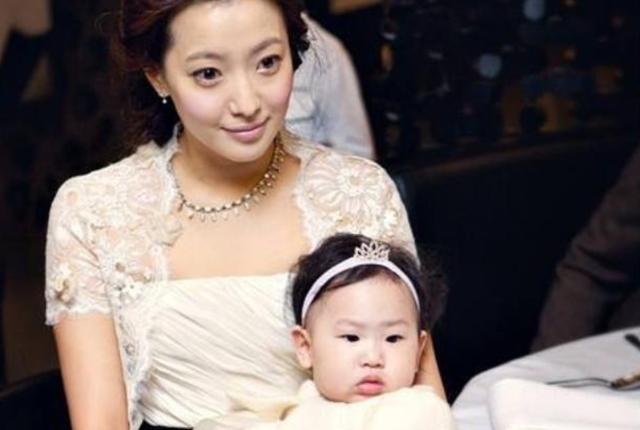 The 44-year-old South Korean actress Kim Hee Sun married into a wealthy ...
