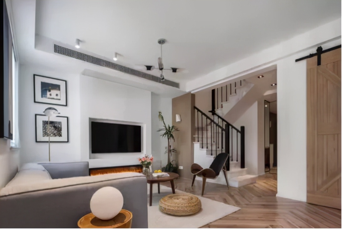 140 square meters two-story duplex, the kitchen is at the door, and the ...