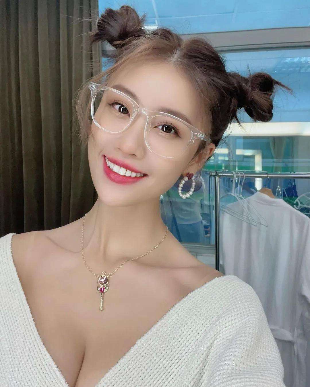 Beautiful actress Lin Zhenyi, Qing Luo Xiaofan Bai Lanhua, slender ...