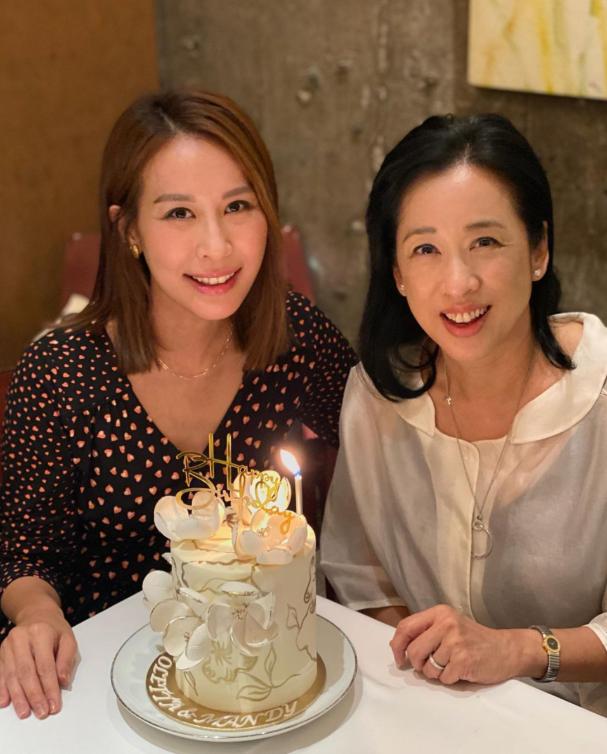 Zhu Lingling's 63-year-old birthday photo, a pure color dress with ...