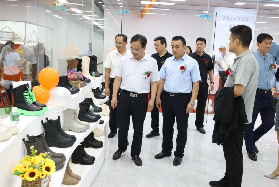 The transformation and upgrading are completed, and the Huafeng Live ...