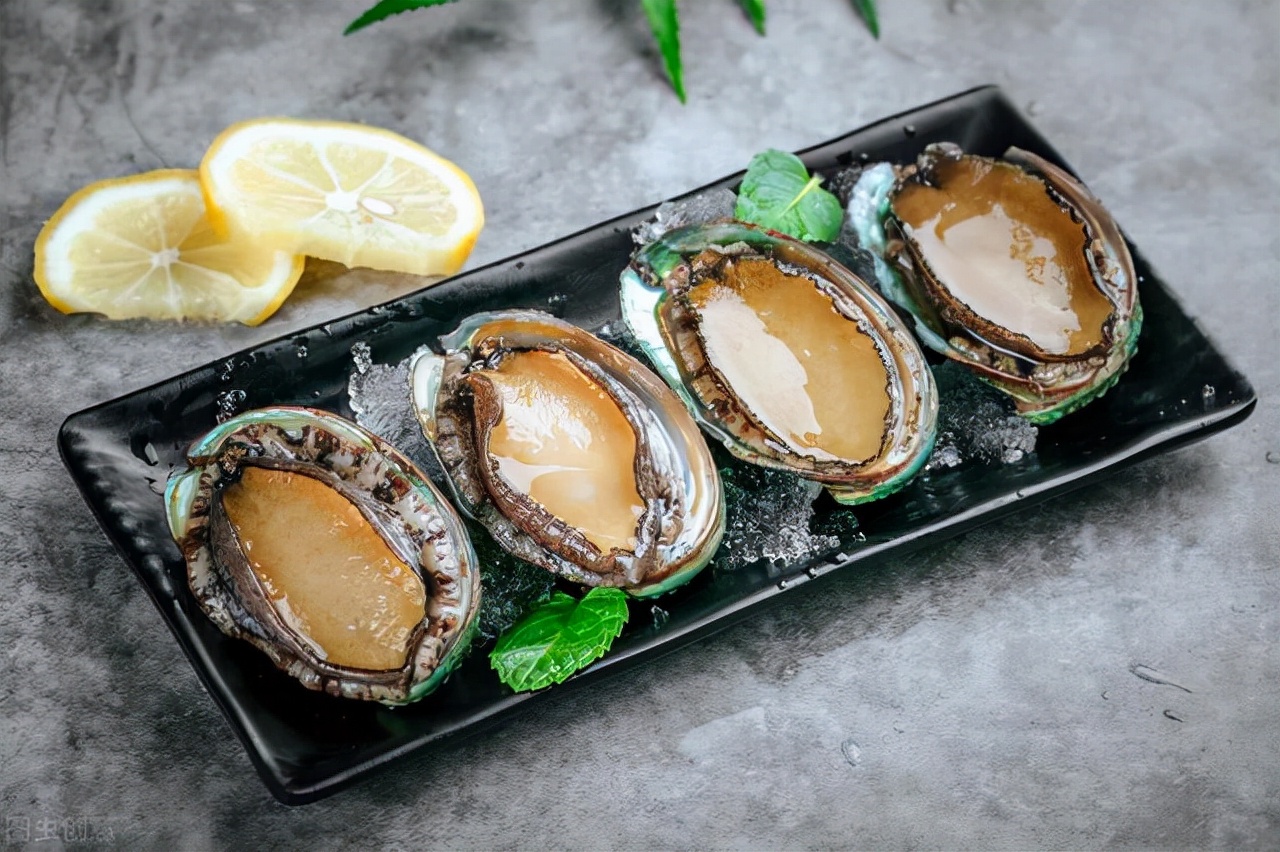 When eating abalone, when the waiter asks you "how many heads", it is ...