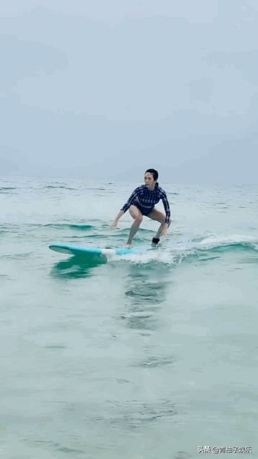 Zhang Ziyi surf the sea, wearing a swimsuit body is hot, and the little apple is busy with ...