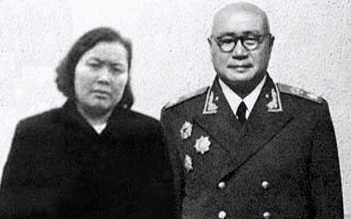 "Rare" 13 group photos of Marshal Liu Bocheng and his wife Wang Ronghua ...