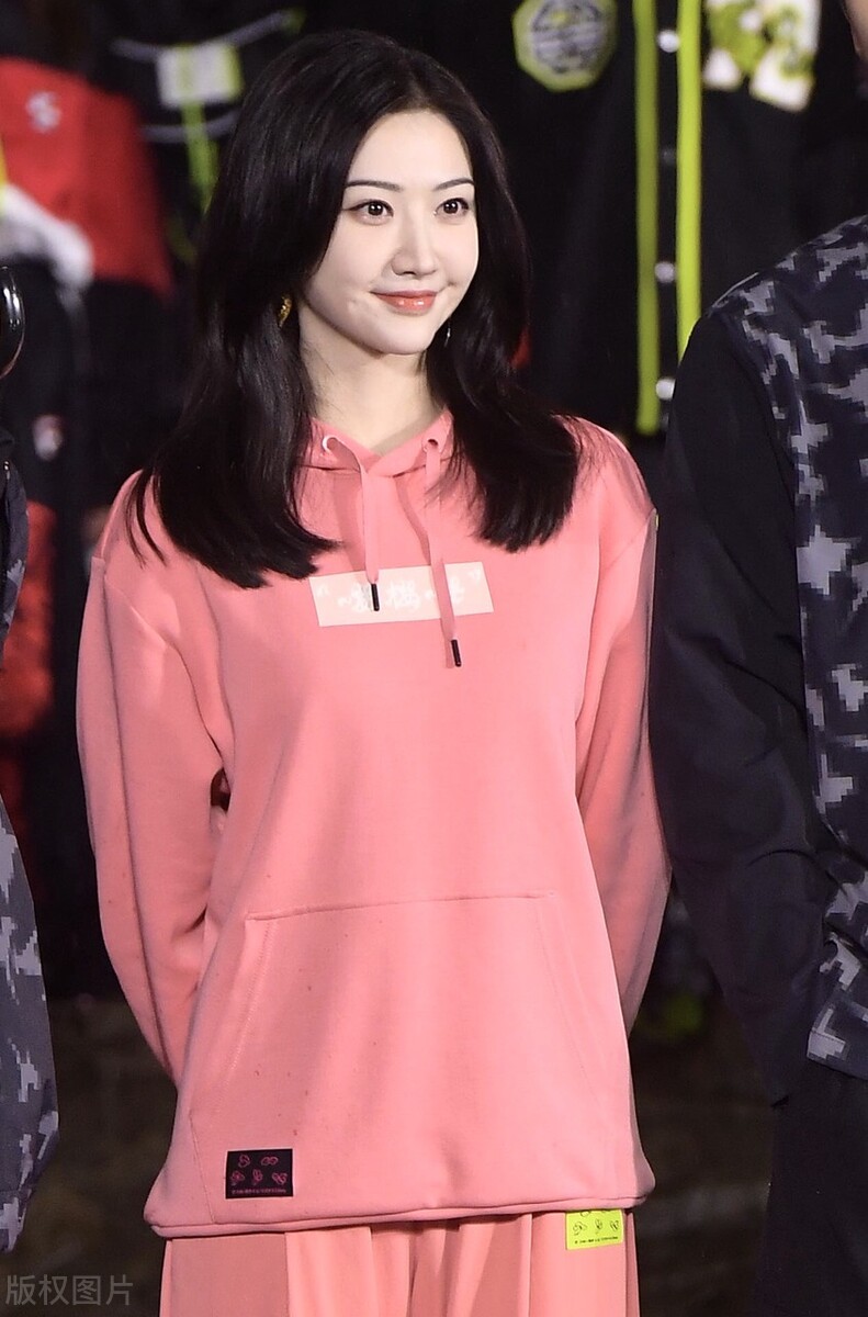 Jing Tian pink sweater suit casual and sweet - iNEWS