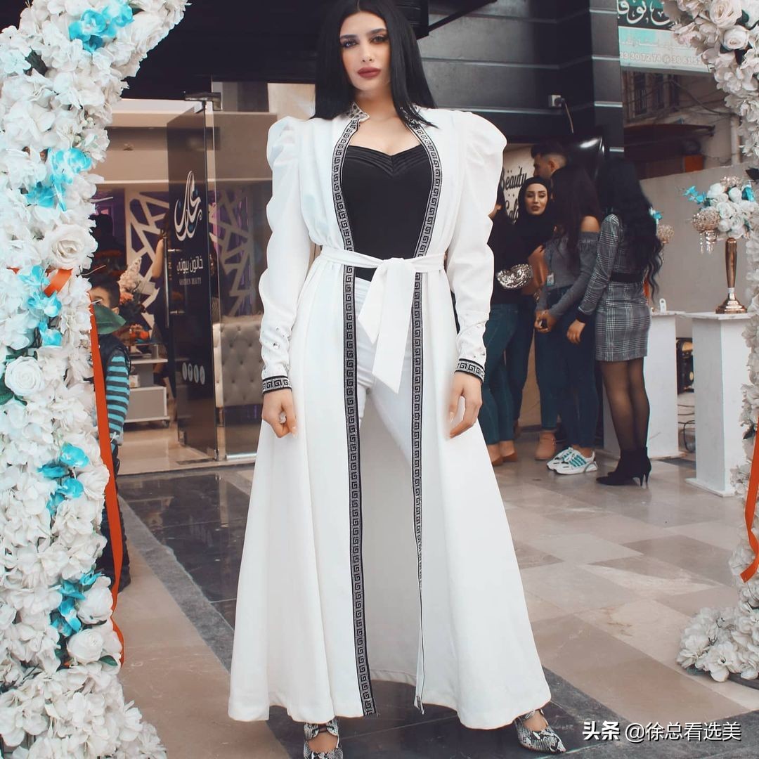 Miss Syria regards the beauty pageant crown as if there is nothing in ...