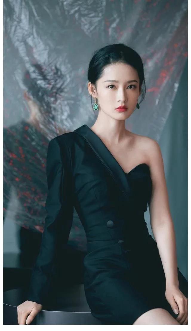 Li Qin, a young talent born in the 90s, who has both appearance and ...
