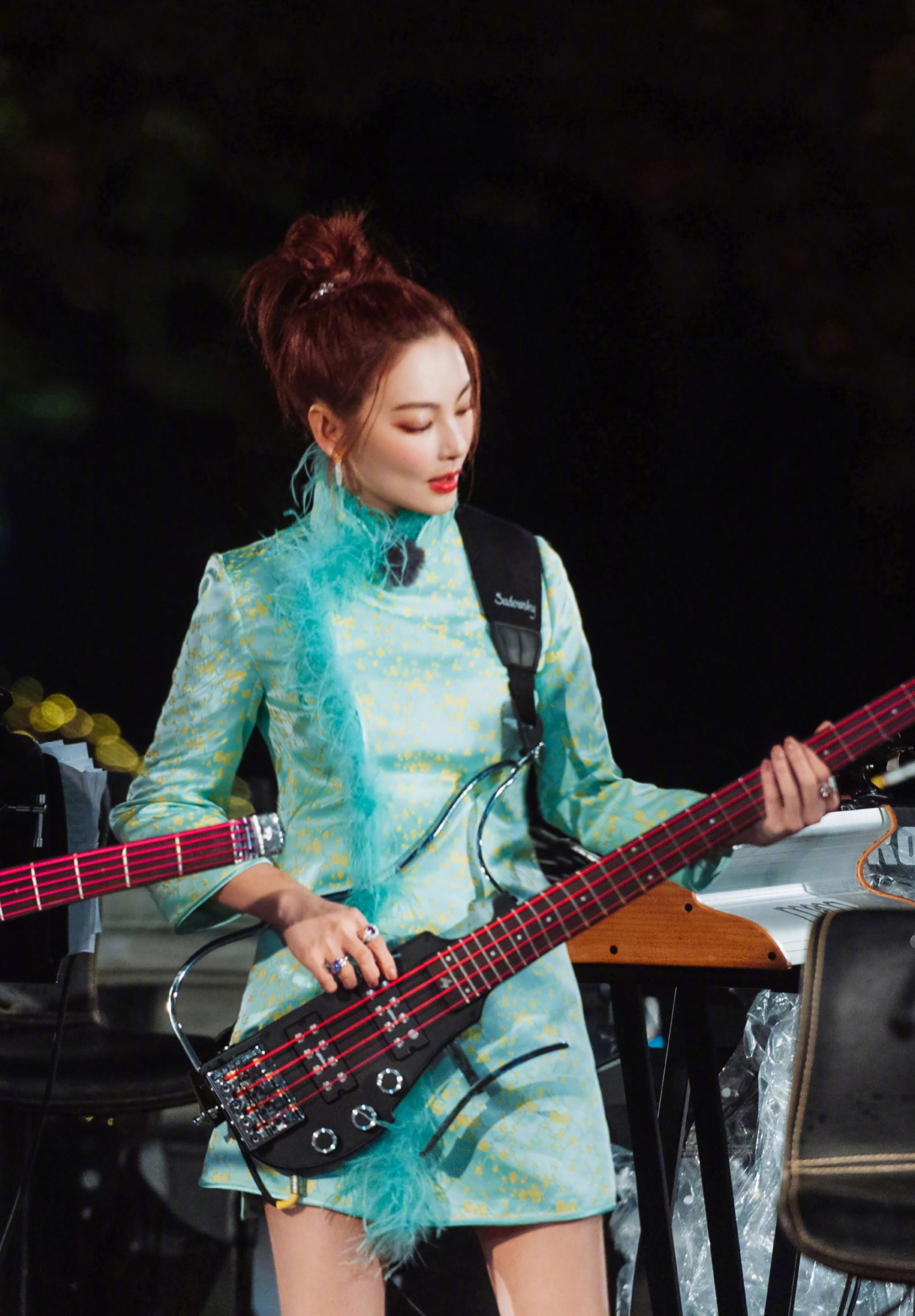 Zhang Yuqi is so beautiful! The ball head with blue-green feather ...