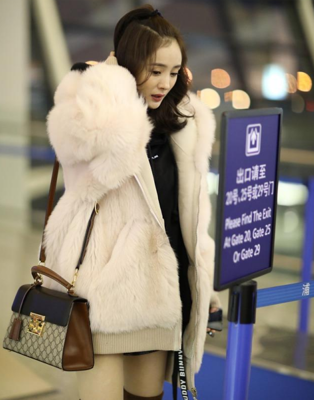 Yang Mi has become more and more confident in his outfits for stealing ...