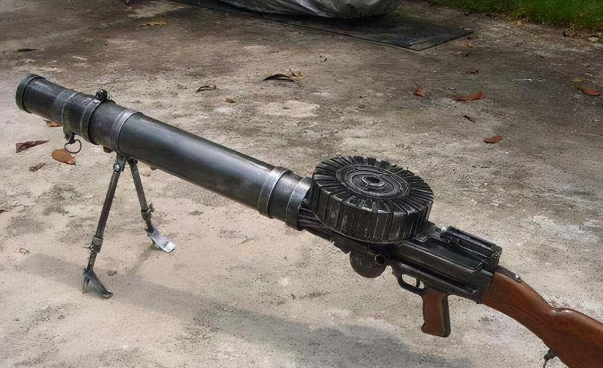 The "Lewis" light machine gun looks like a rocket launcher in no way ...