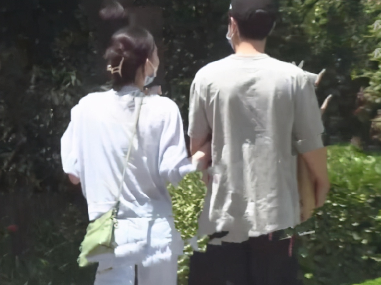 Yang Jue's new romance is suspected to be exposed, the woman is not Mao ...