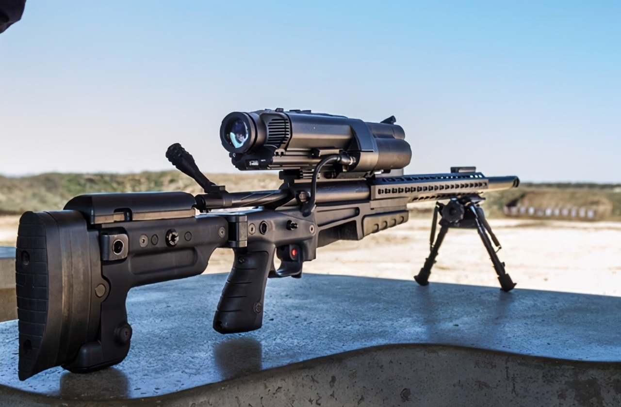Recognized as the best sniper rifle in the world: hitting coins from a ...