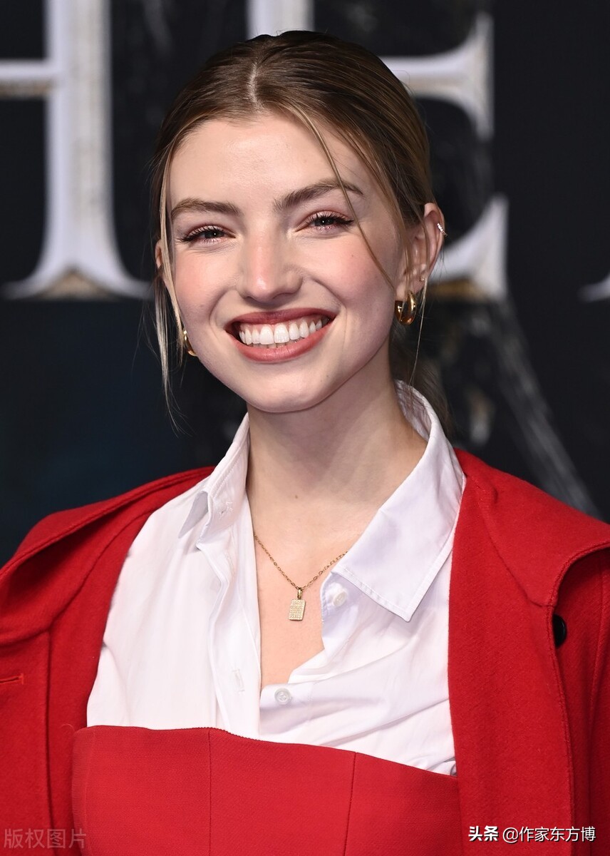 Niamh Adkins exquisite dress, princess smile, this top European and ...