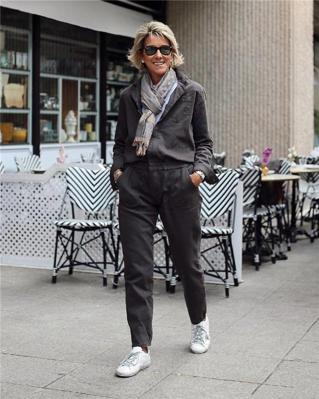 The elegant silk scarf of the French old lady has become a must-have ...