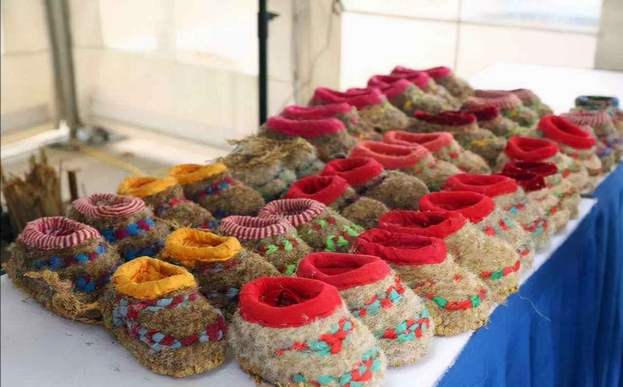 In the Republic of China, people used reed flowers to make a kind of ...