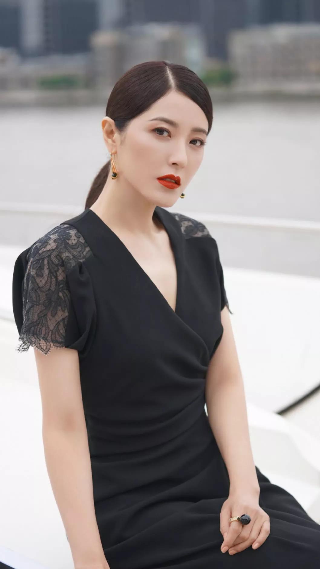 "Zeng Li, height 170 cm, weight 55 kg, was born on September 17, 1976 ...