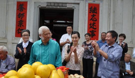 Xiong Delong: The Chinese with "foreign faces" raised the five-star red ...