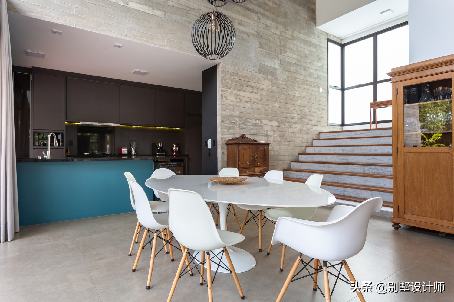 Cascading spaces, rich layers, simple and transparent blocks, only a ...