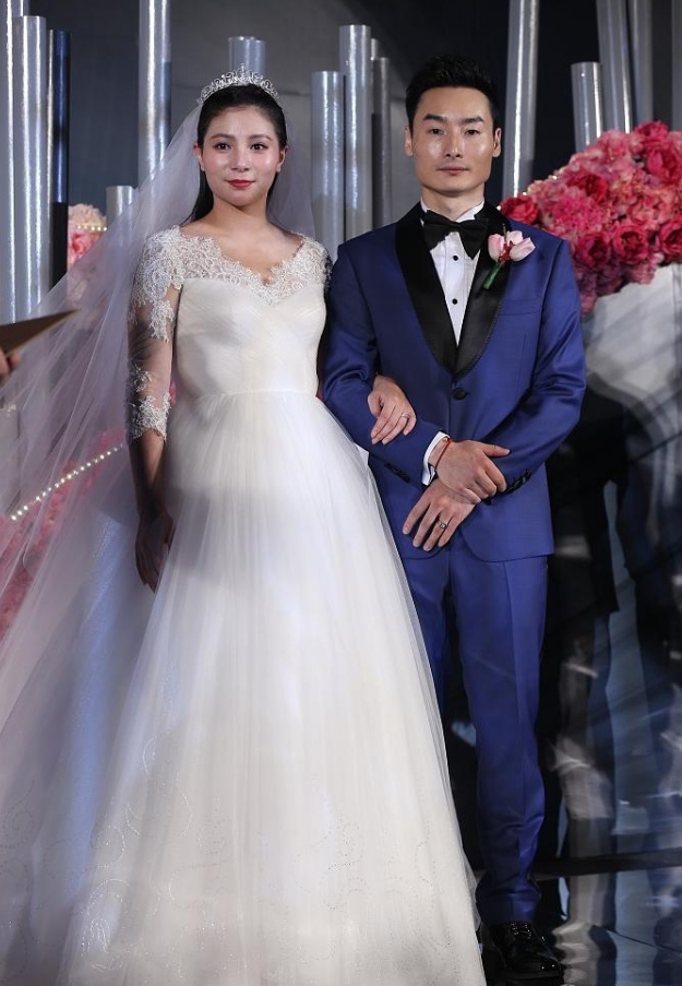 He Zi, the goddess of diving, took a photo with her husband and ...