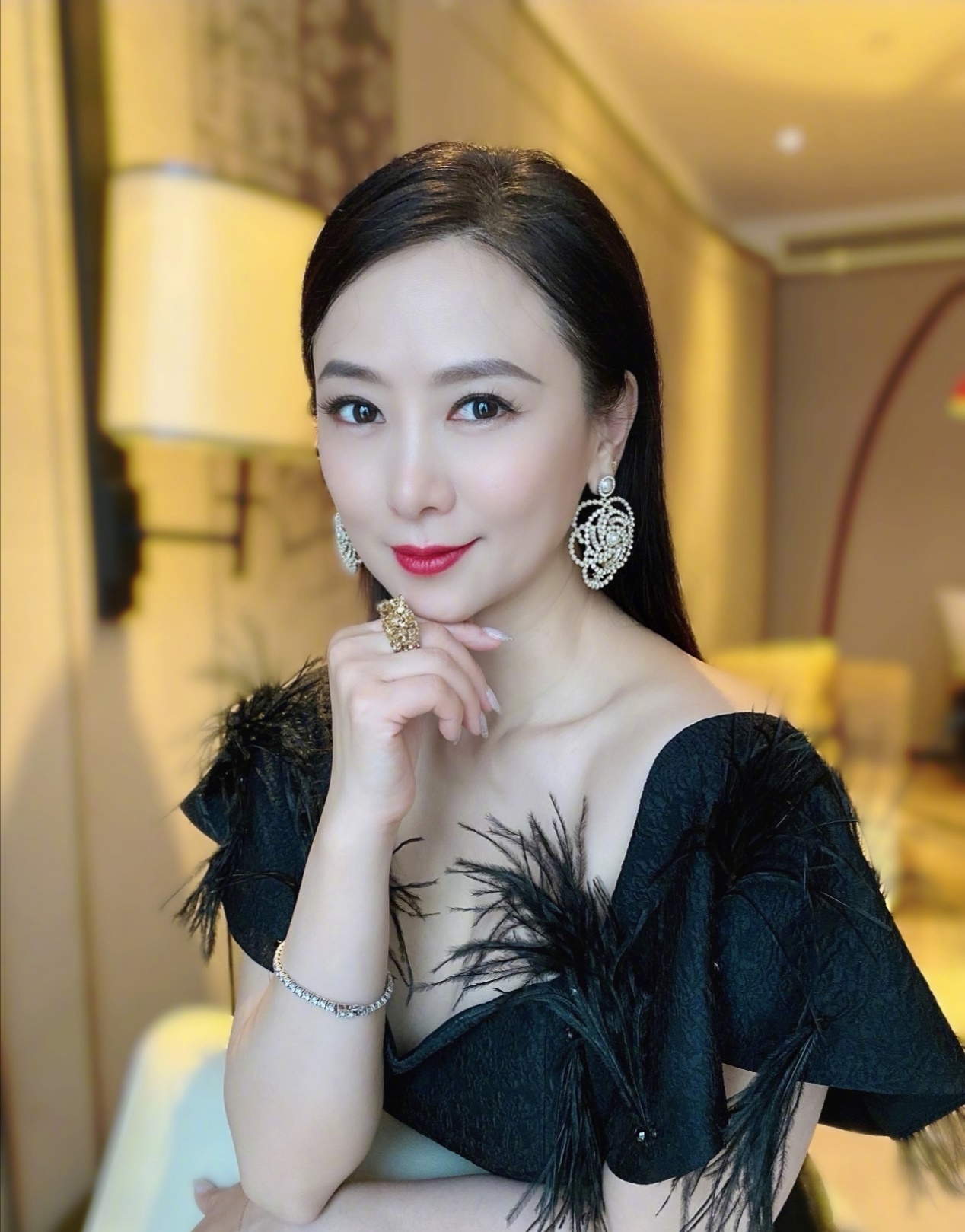 52-year-old Weng Hong is more attractive as he grows older, with long ...