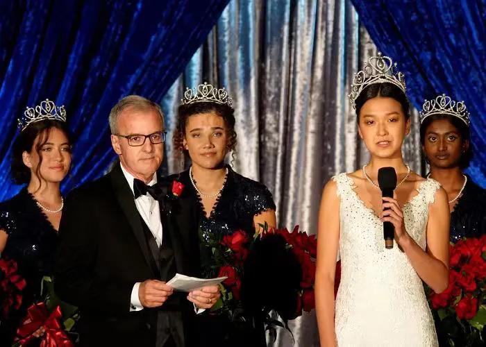 The 104th Rose Royal Coronation Asian girl takes off the crown - iNEWS