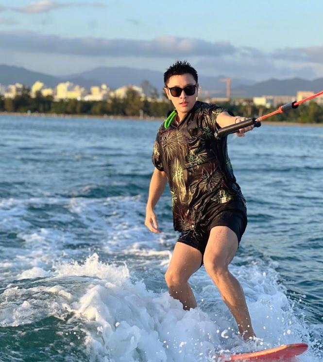 Single Jia Nailiang takes a close-up photo generously, full of joy that ...