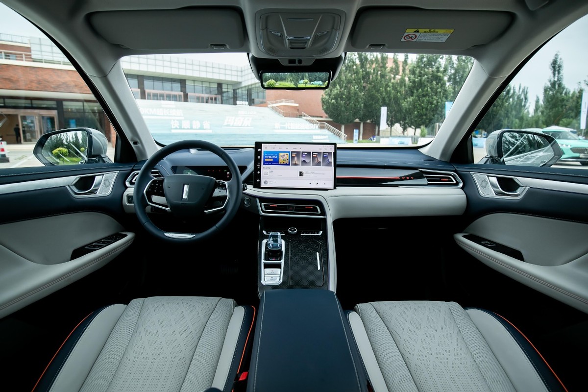 Experience smart hybrid DHT test drive WEY Macchiato - iNEWS