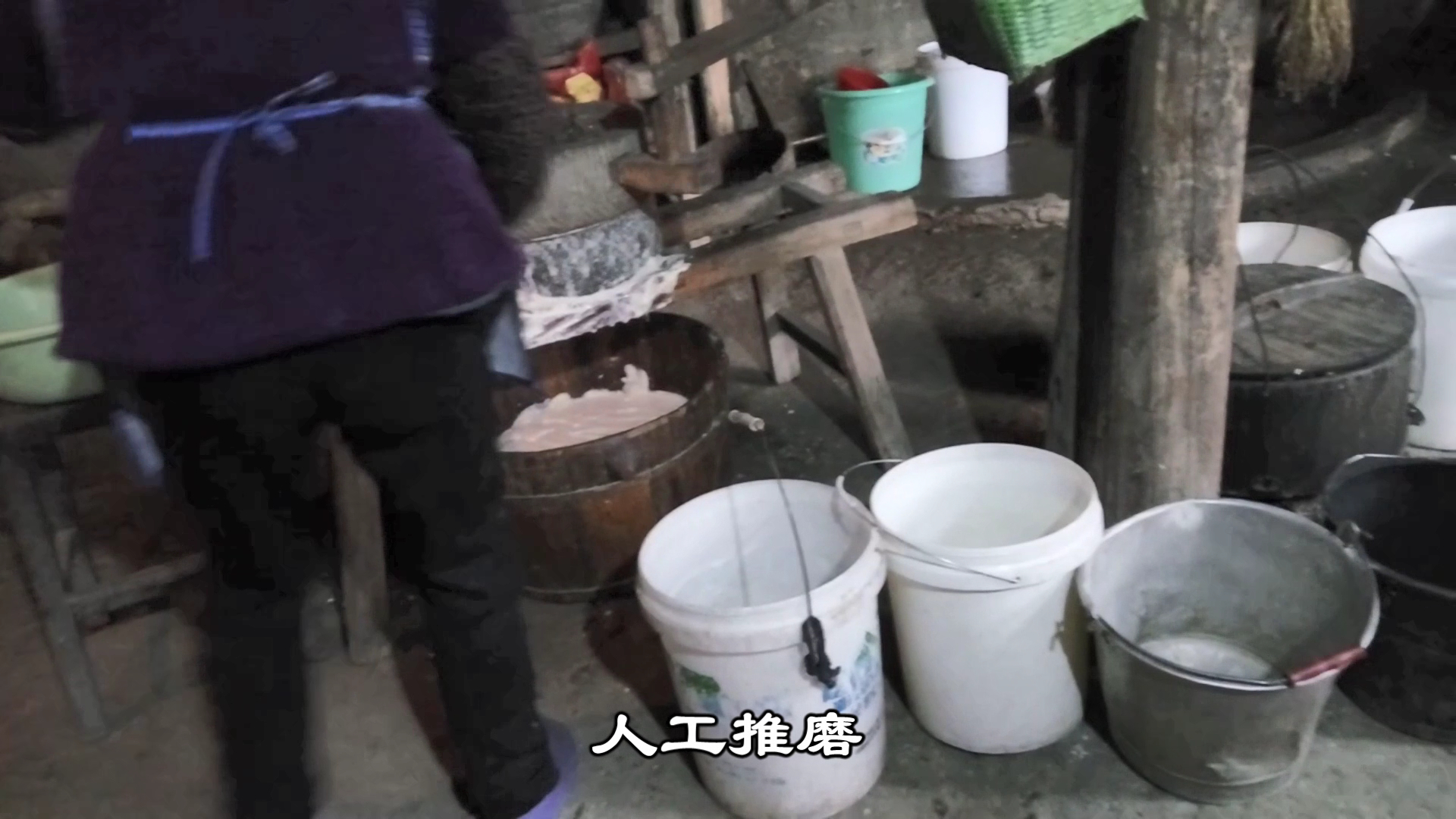 In the rural areas of Hunan, the whole process of grinding tofu with ...