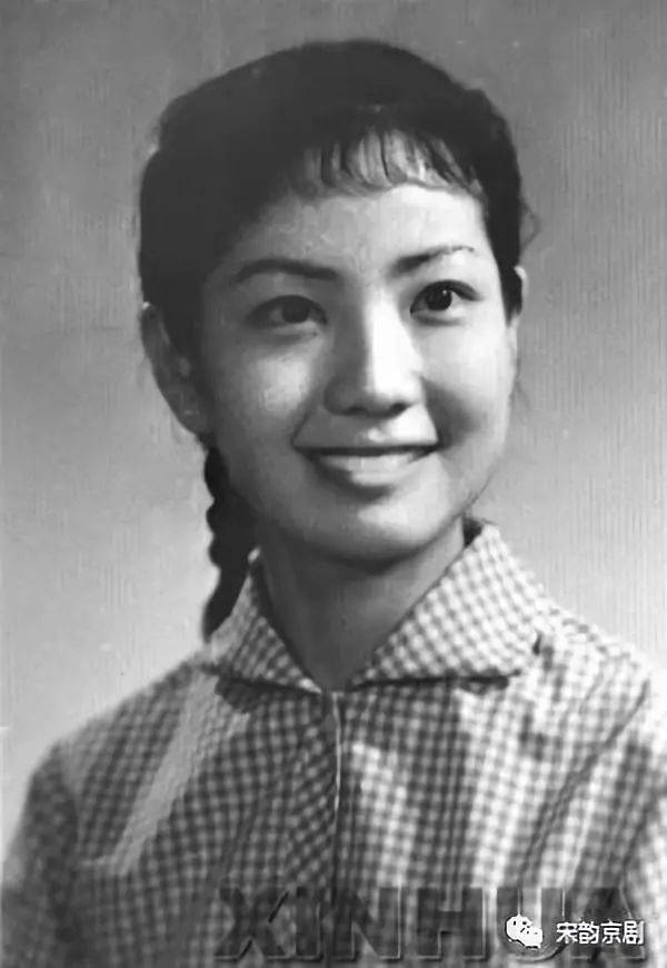 Look at Li Weikang's photos: the goddess of Peking opera from the young ...