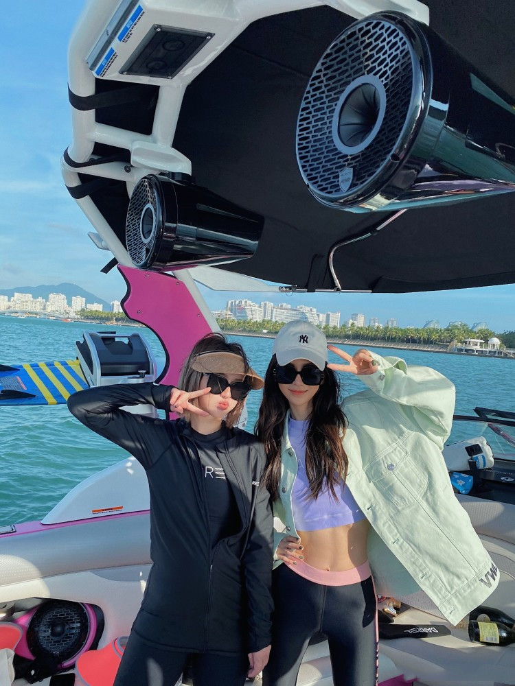 Angelababy and her girlfriends go to sea to play, show off the charming ...