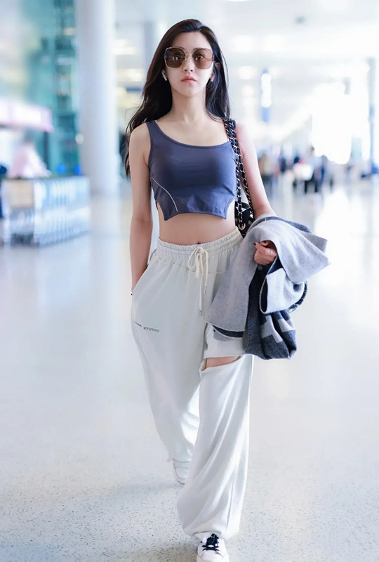 Chinese-Russian mixed-race beauty Zhu Shengyi really wears a blue short ...