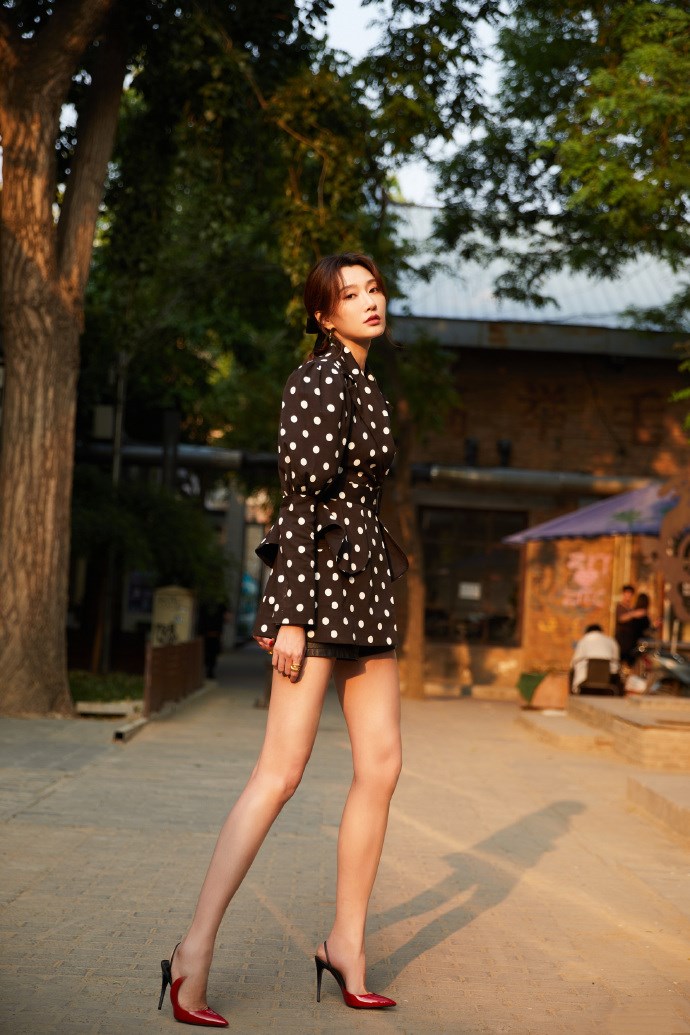 Li Siyu silhouette polka dot dress is elegant and atmospheric, showing ...